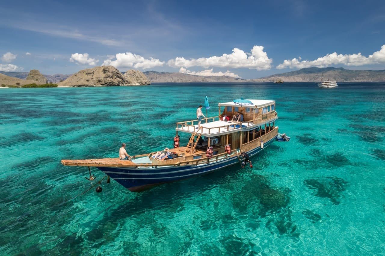 One day trip with boat (LB1) - bali Comoro Tour